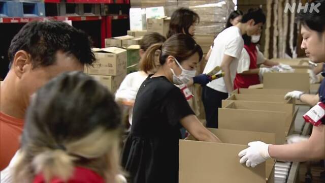 給食がなくなる夏休みの前にNGOが食べ物を送る | NHK Easier